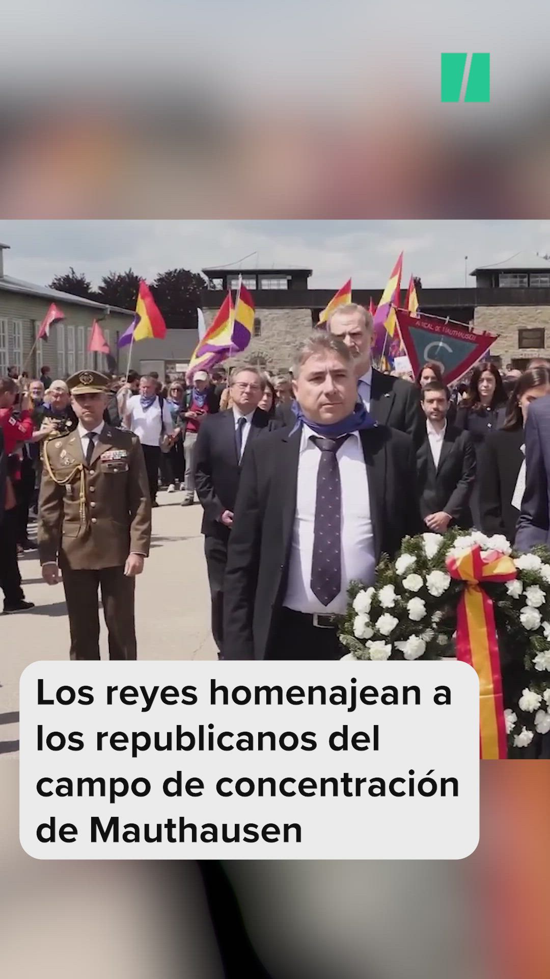 La imagen de los reyes rodeados de banderas republicanas en el homenaje ...